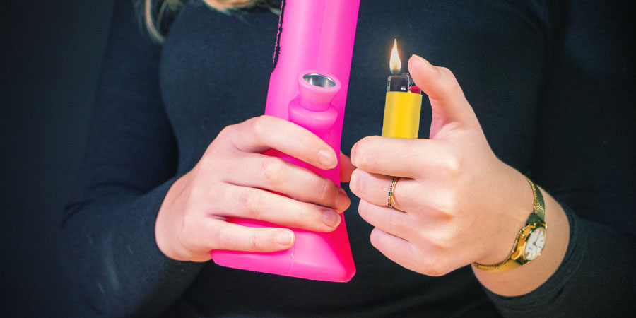 Cómo Preparar Y Fumar Un Bong: Guía Detallada - Zamnesia Blog