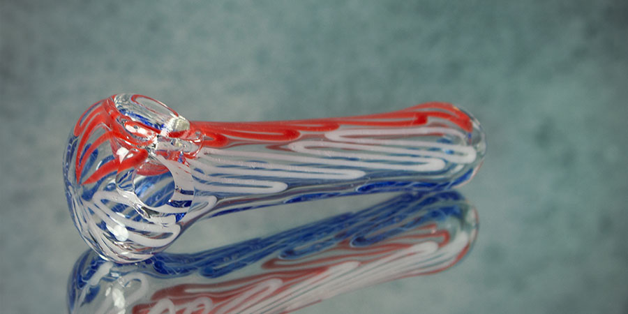 Cómo Fumar Marihuana Usando Una Pipa - Zamnesia